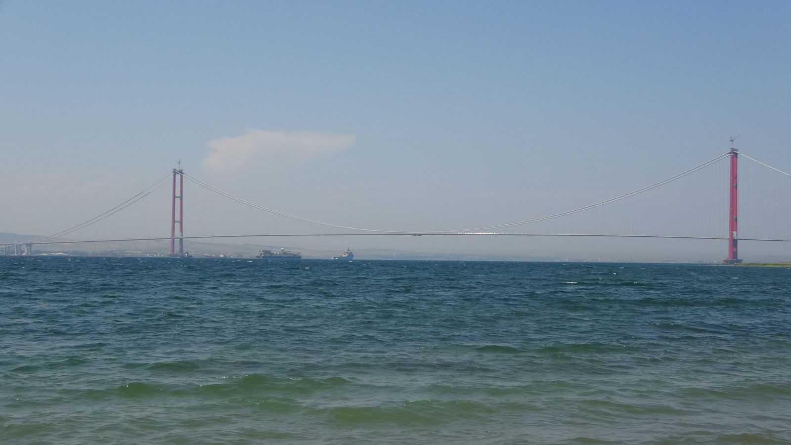 ‘Castoro 10’ isimli gemi 1915 Çanakkale Köprüsü'nün altından geçti