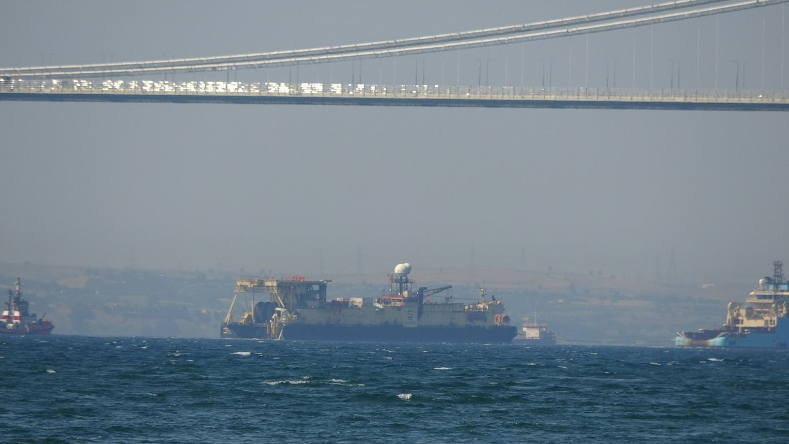 ‘Castoro 10’ isimli gemi 1915 Çanakkale Köprüsü'nün altından geçti