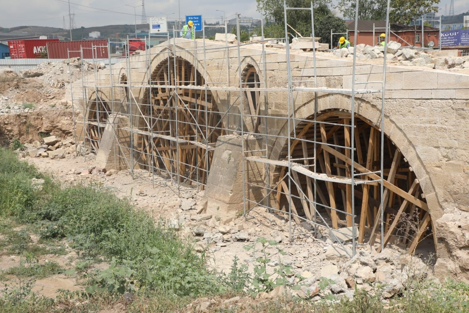 Mimar Sinan'ın eseri 600 yıllık tarihi köprünün restorasyon çalışması ...