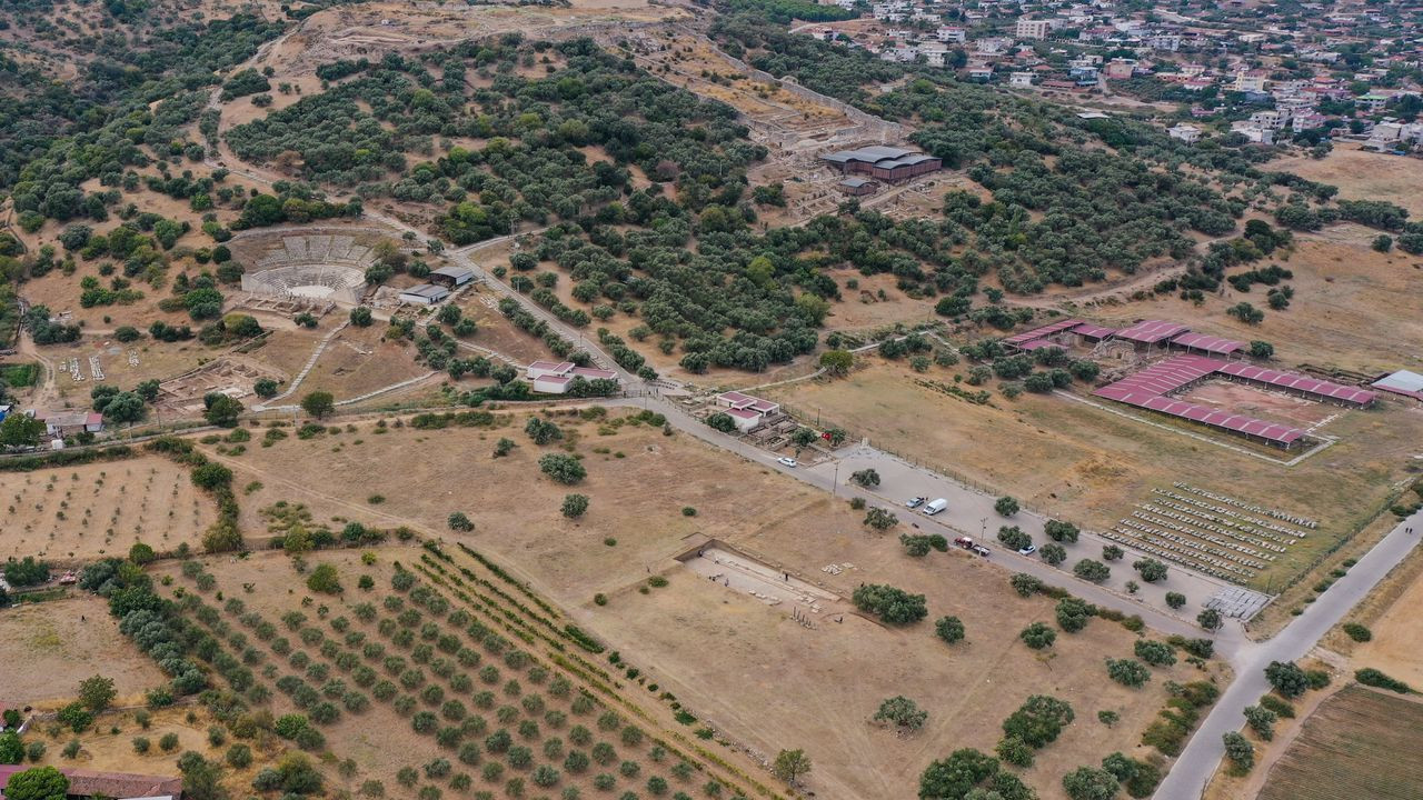 Metropolis Antik Kenti'nde 1800 yıllık kamusal yapı bulundu, metropolis ...