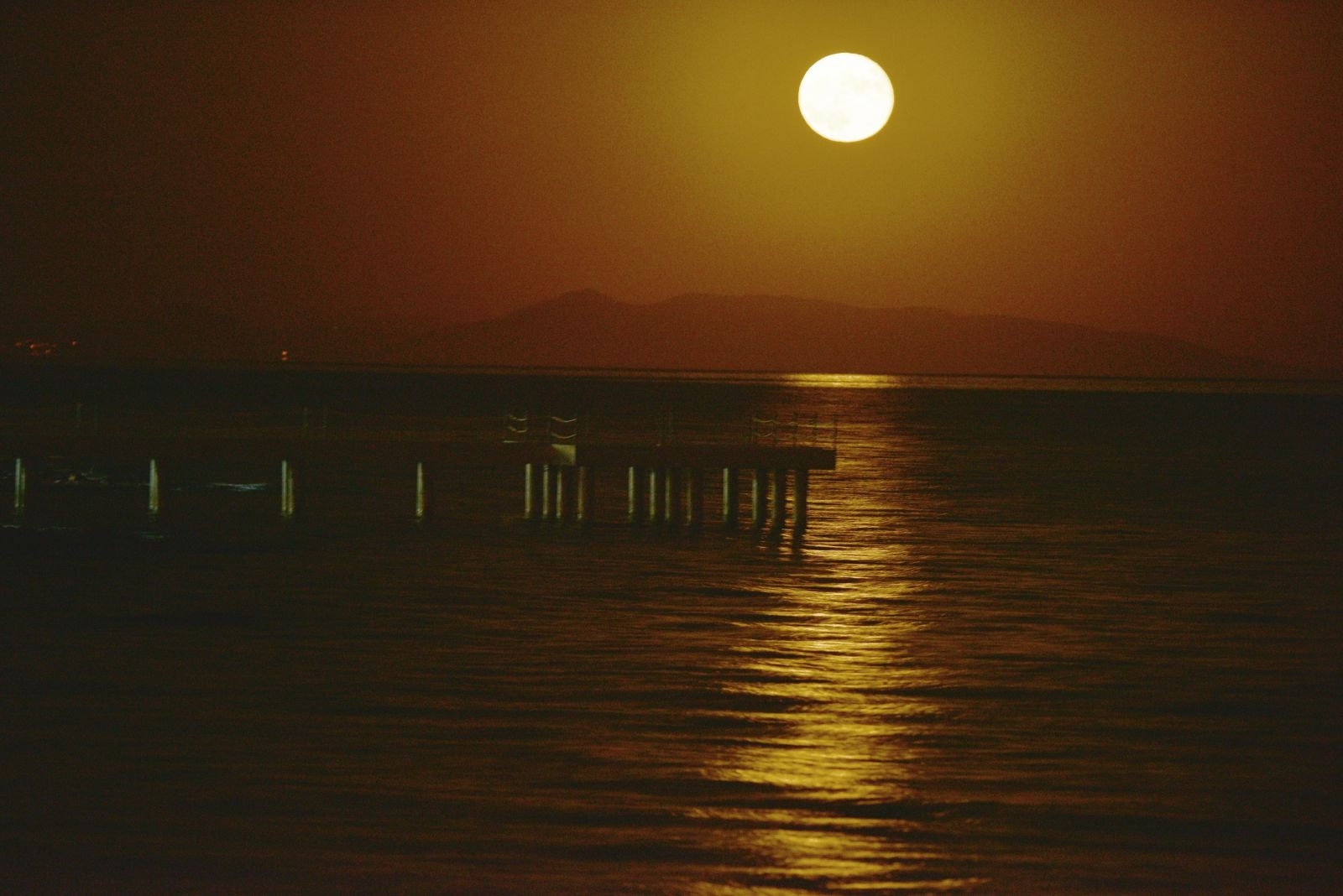 Van Gölü üzerinde yükselen dolunay ve yakamoz izleyenleri hayran bıraktı