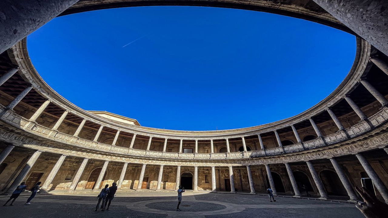 UNESCO Dünya Kültür Mirası listesinde yer alan El Hamra Sarayı ...