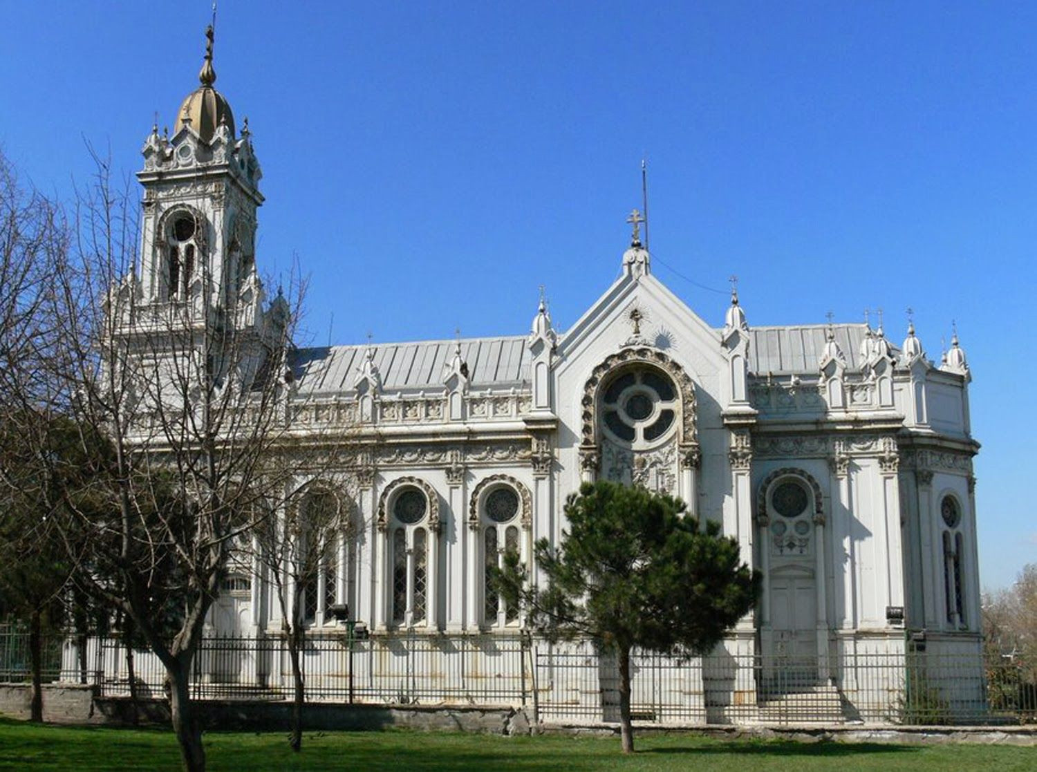 demir kilise, dünyanın tek demir kilisesi, bulgar kilisesi, istanbul'da ...