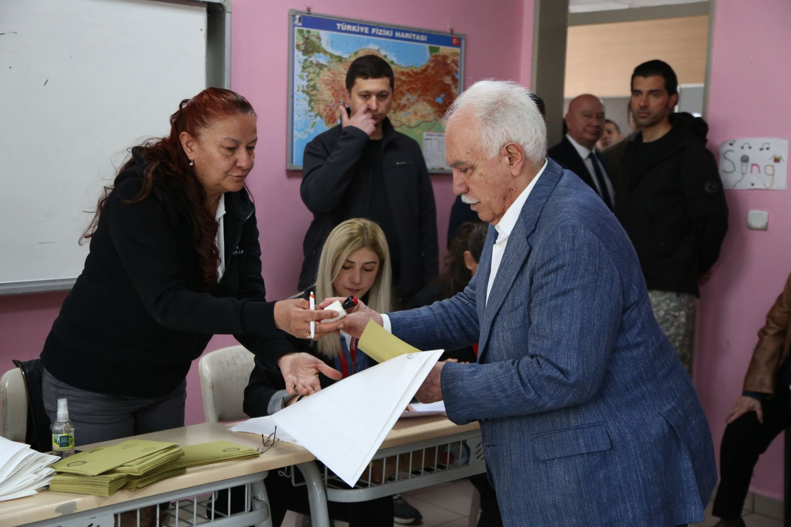 Vatan Partisi Genel Başkanı Perinçek oyunu İstanbul'da kullandı