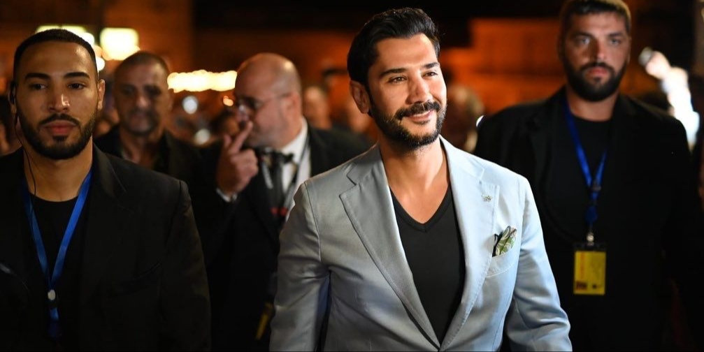 Oyuncu Uğur Güneş İtalya'dan ödülle döndü! Bakın ödül konuşmasında ...