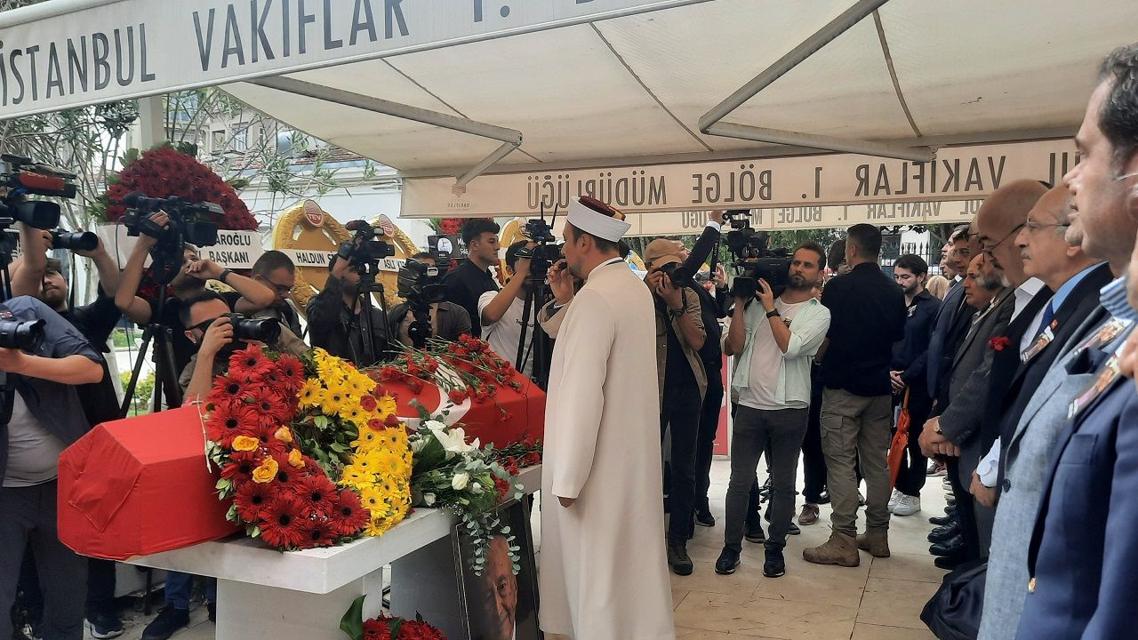 Cumhuriyet Çınarı usta gazeteci ve yazar Hıfzı Topuz son yolcuğuna ...